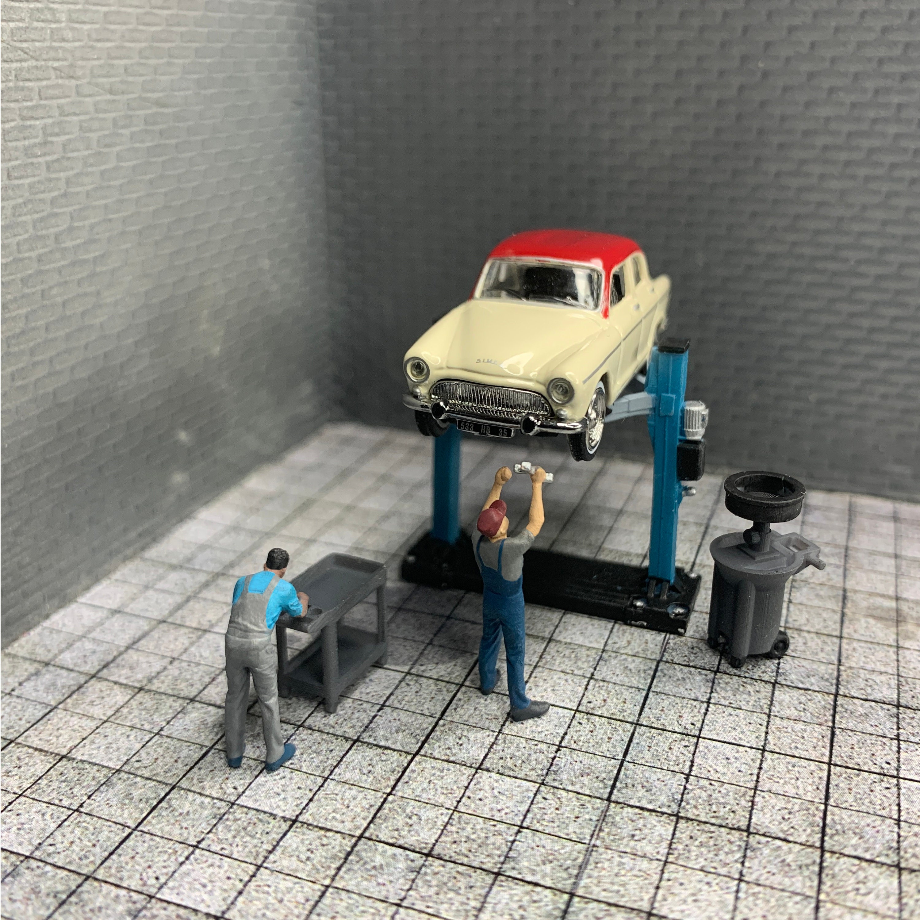 1/87 Garage Diorama Mechanics Change of Oil Figures for Herpa Brekina ...
