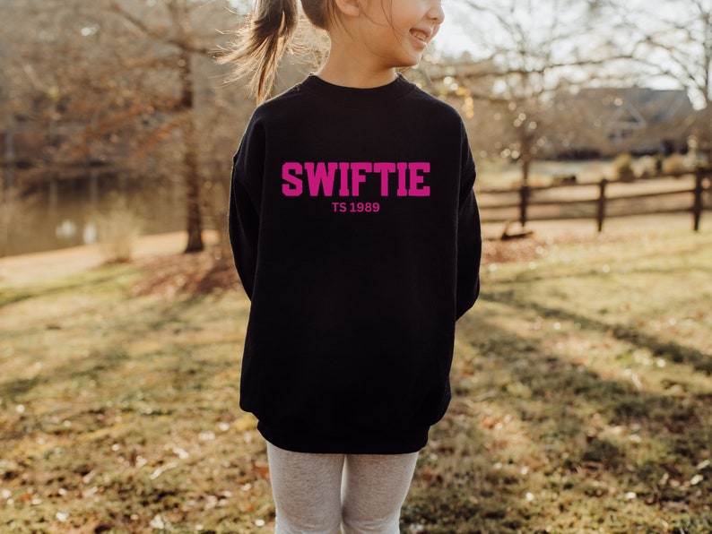 SWIFTIE Sweatshirt, Swiftie Crewneck Sweatshirt, SWIFTIE Fan Sweatshirt ...