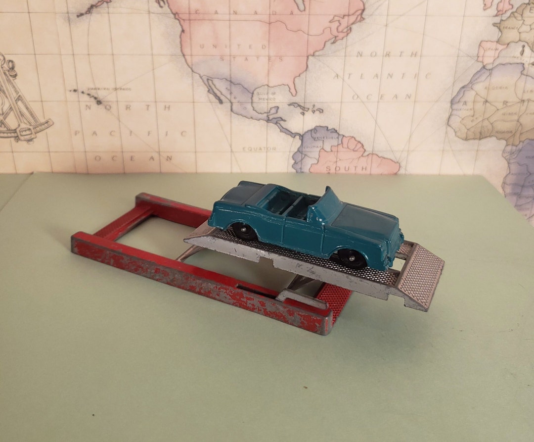 Vintage Tootsietoy Lube Rack Lift With 1962 Studebaker Lark Car Toy ...