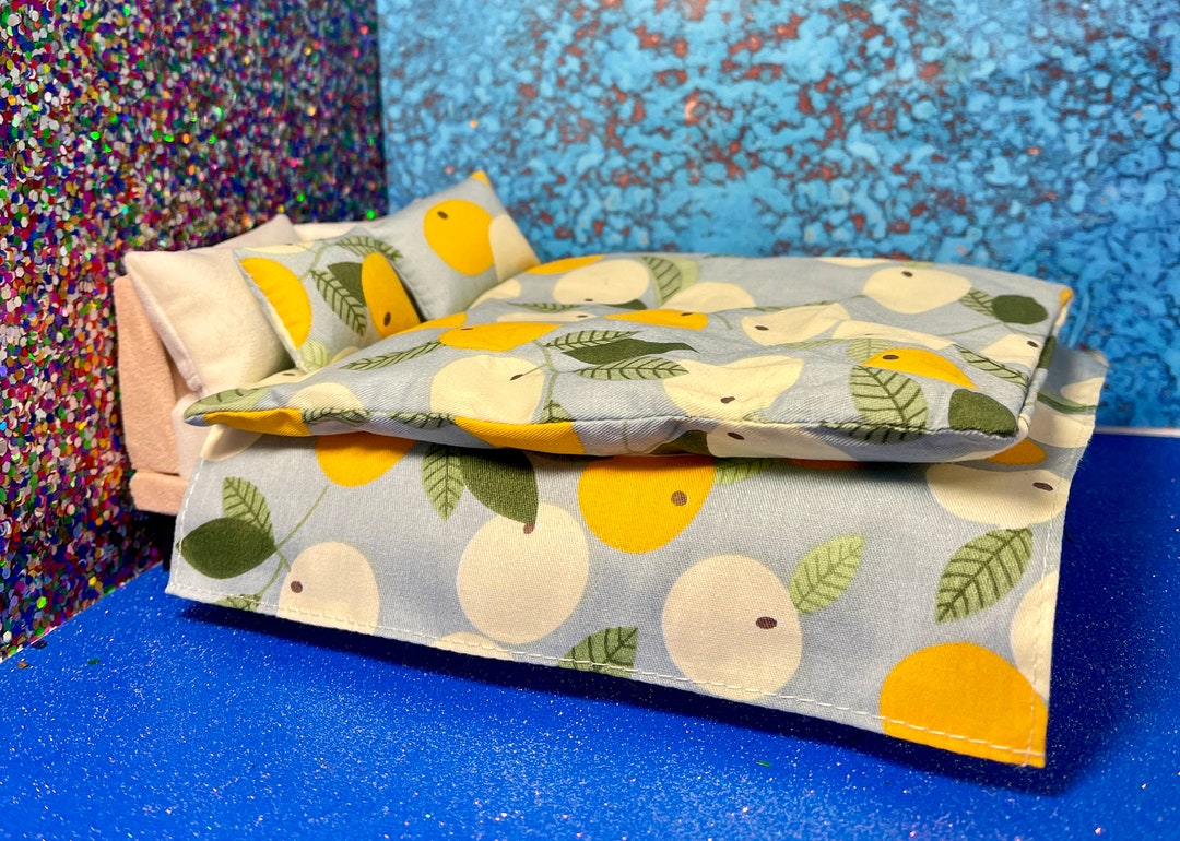 Beautiful Miniature Dollhouse Scale Bed, Mattress, 4 Pillows, Blanket ...