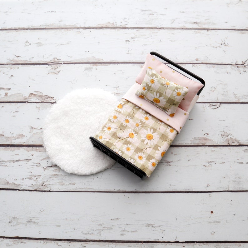 Miniature Spring Bedding for Mice, Dollhouse Bedding for Small Dolls ...
