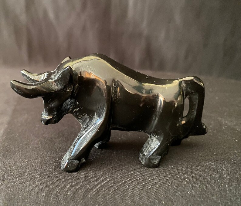 Torito negro de Onyx toro figura coleccionable Figura de - Etsy México