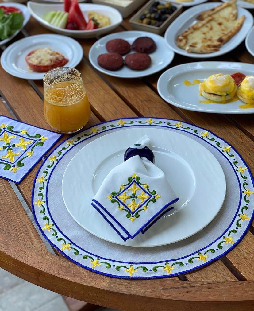 Table Mat Set of 4, Embroidered Modern Round Linen Placemat Set of 4 ...