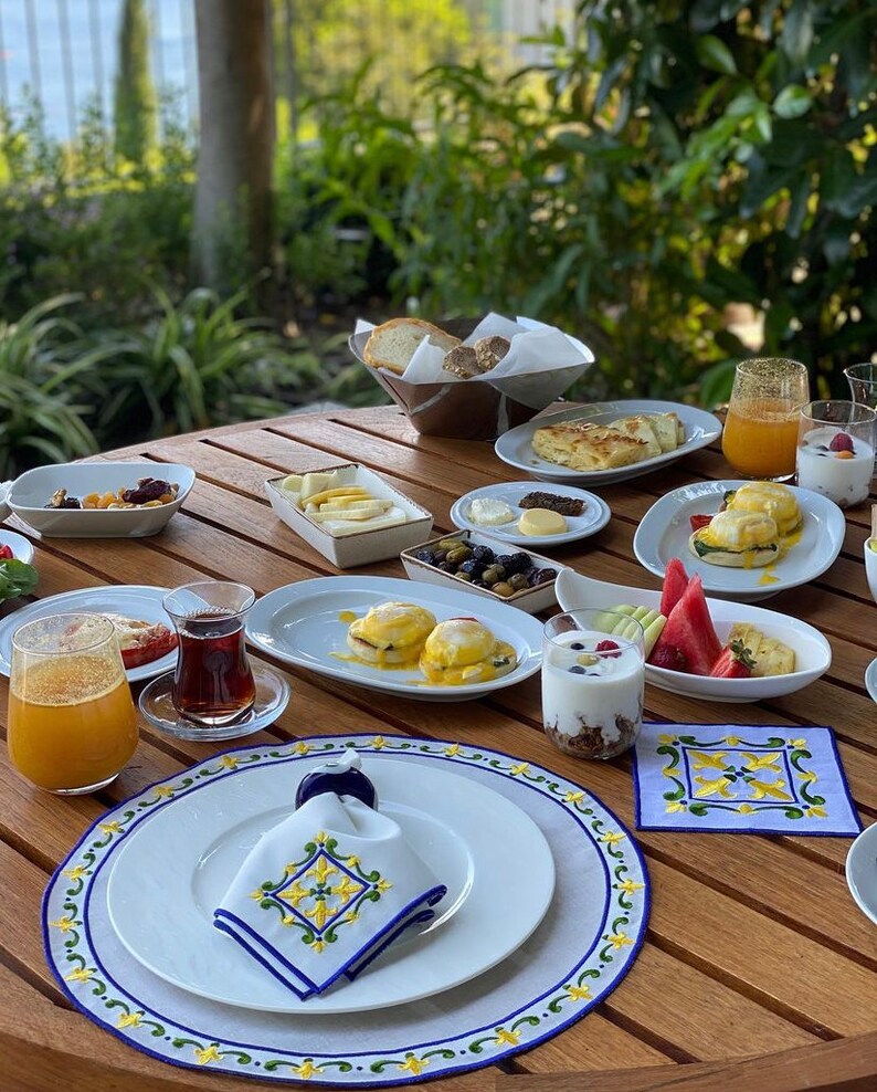 Table Mat Set of 4, Embroidered Modern Round Linen Placemat Set of 4 ...