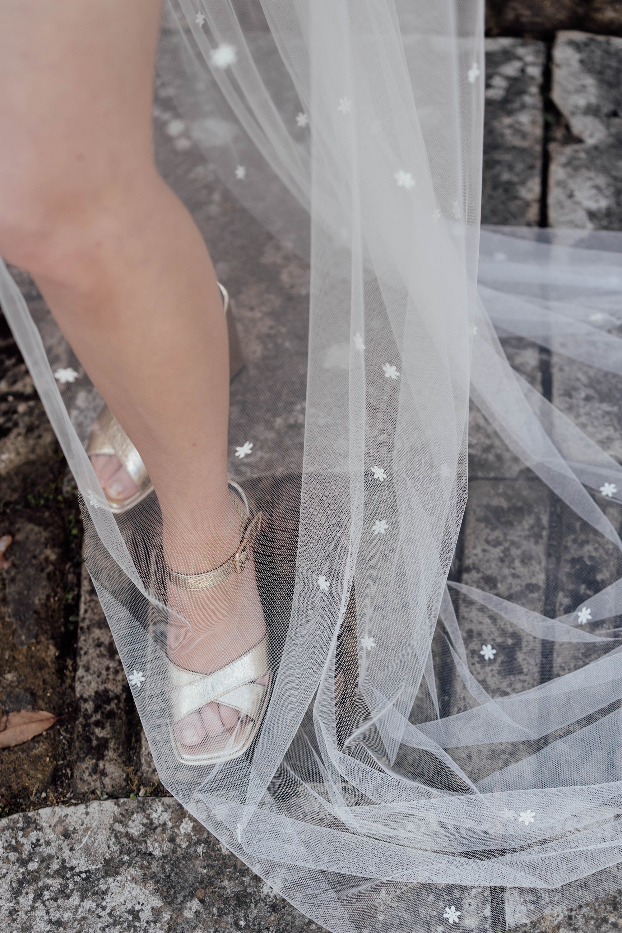 DAISY VEIL Embroidered Daisy Veil Single Tier Veil - Etsy