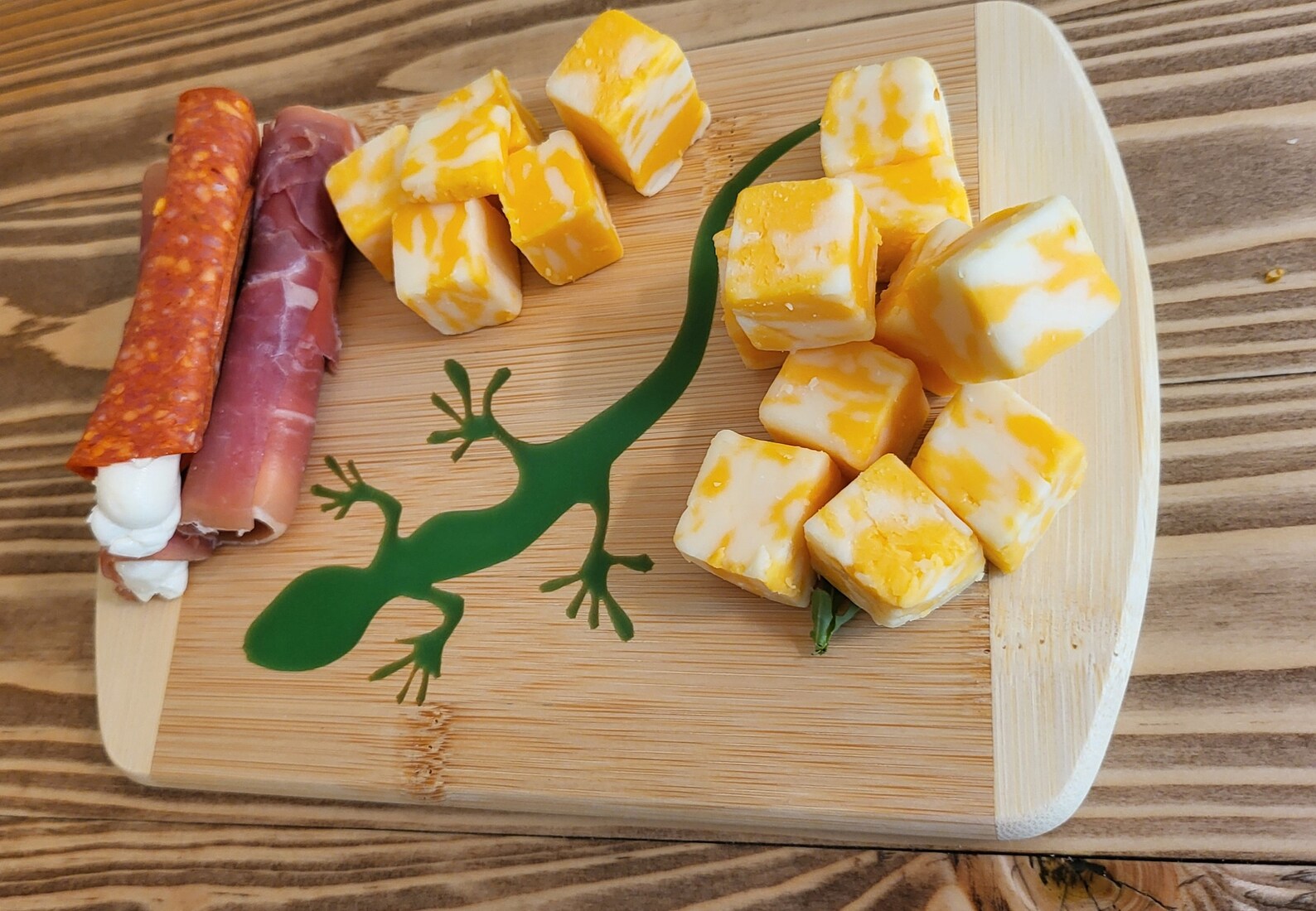 Bamboo Charcuterie Board With Lizard Image, Certified Food Safe Epoxy ...