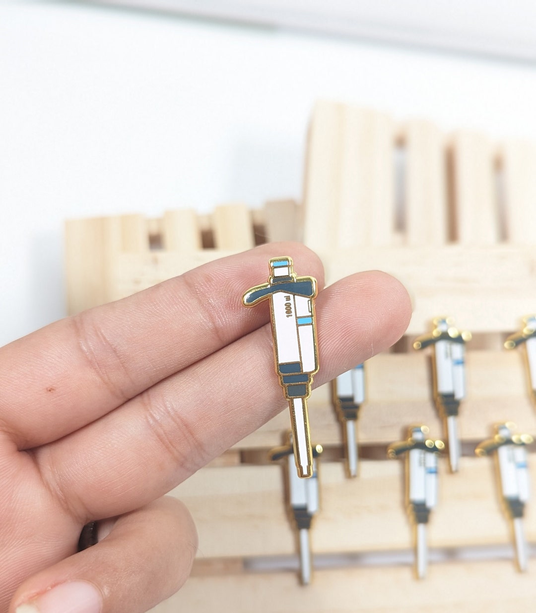 Cute 1000 Ul Laboratory Hard Enamel Micropipette Pin Blue Science ...