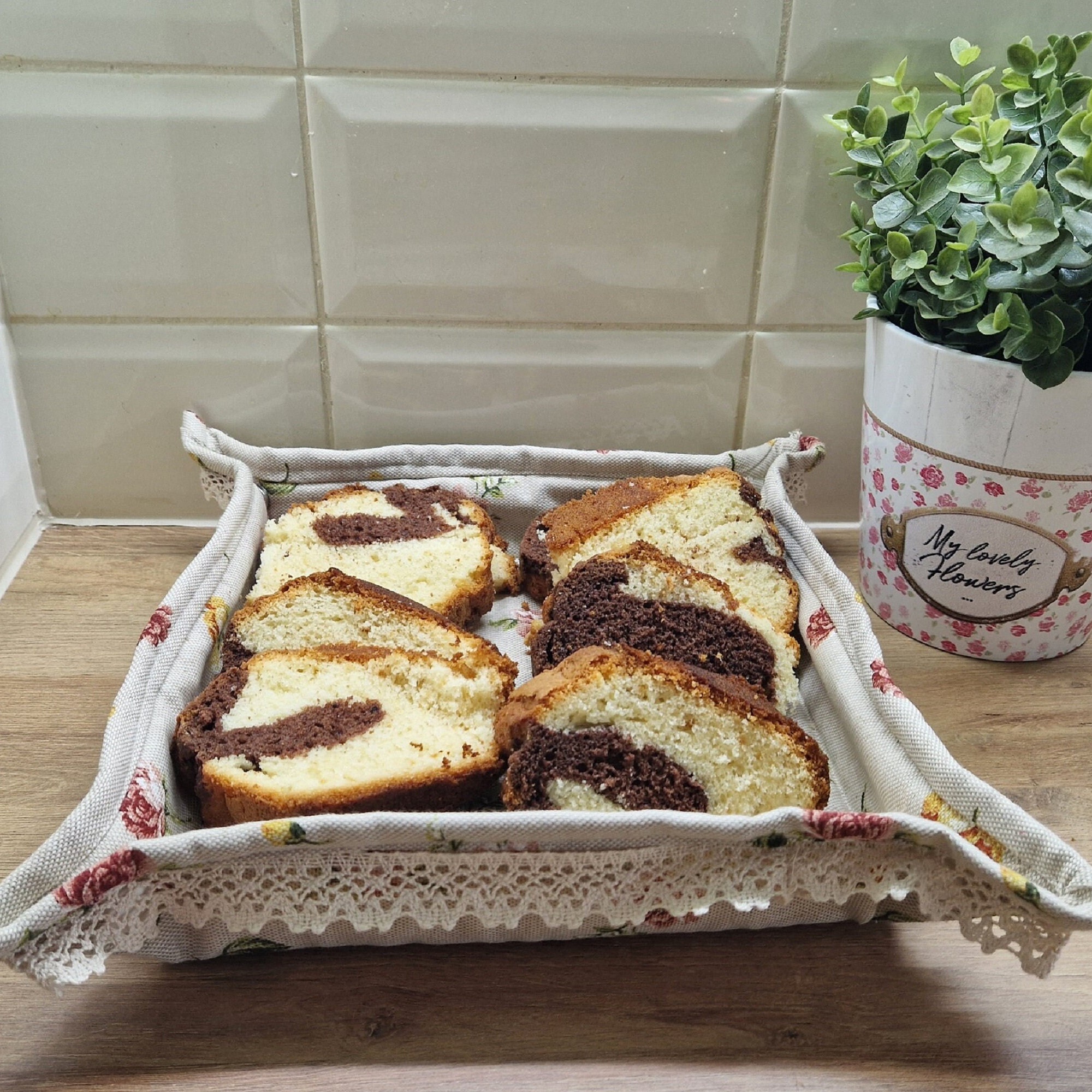 Small Cloth Bread Basket Decorated in Lace, Multipurpose Basket For ...