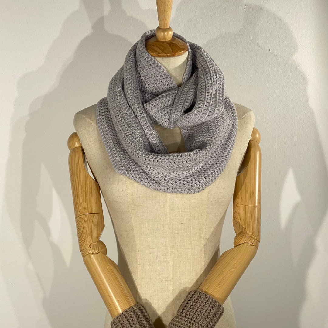 Pure Merino Wool Handmade Infinity Scarf in "moonlight" - Etsy