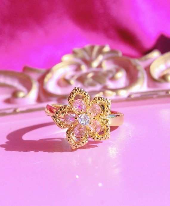Rotating flower ring store