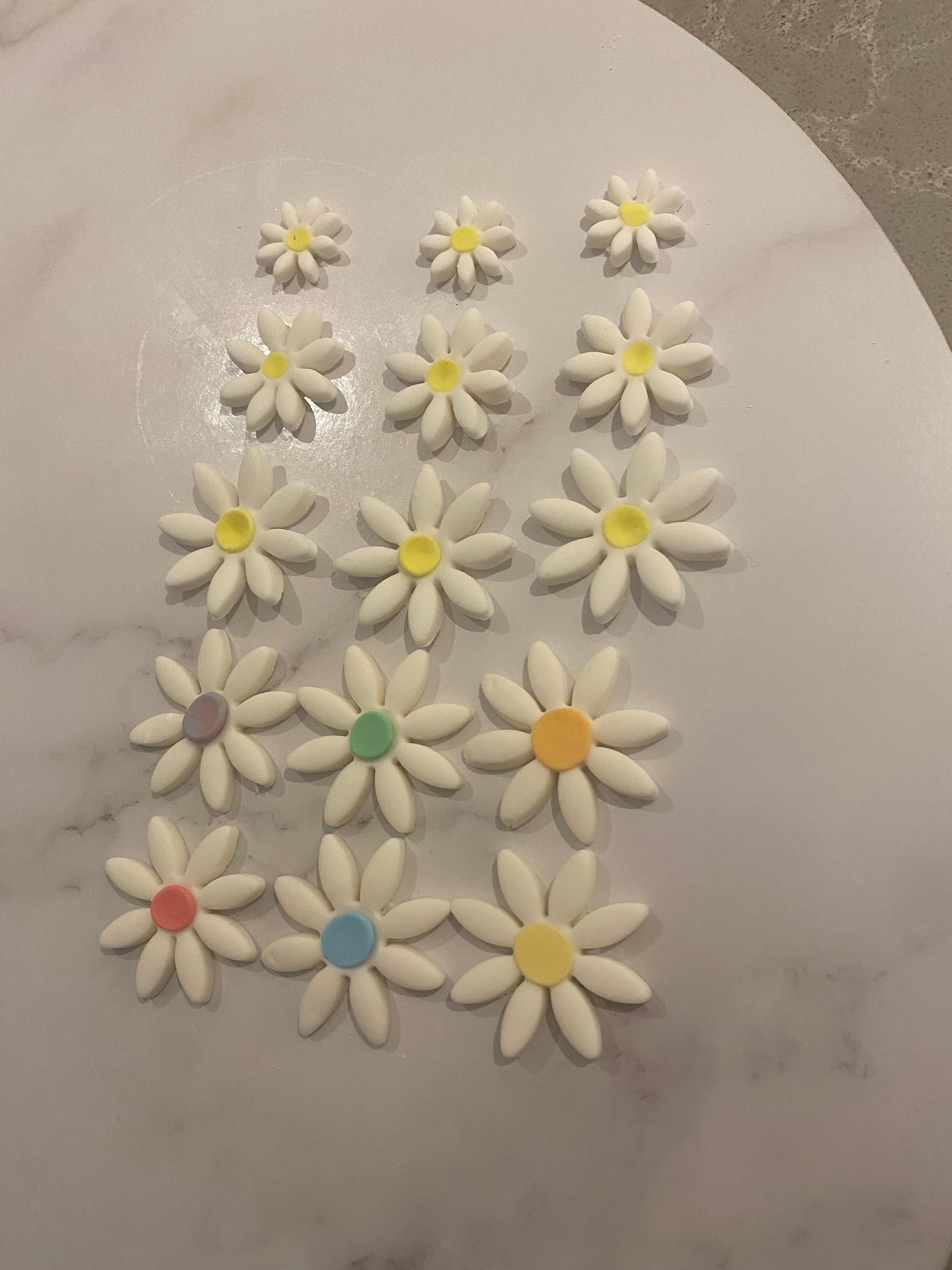 Fondant Daisies 25 Pack of Daisy Cupcake Toppers Daisy Cake Toppers ...