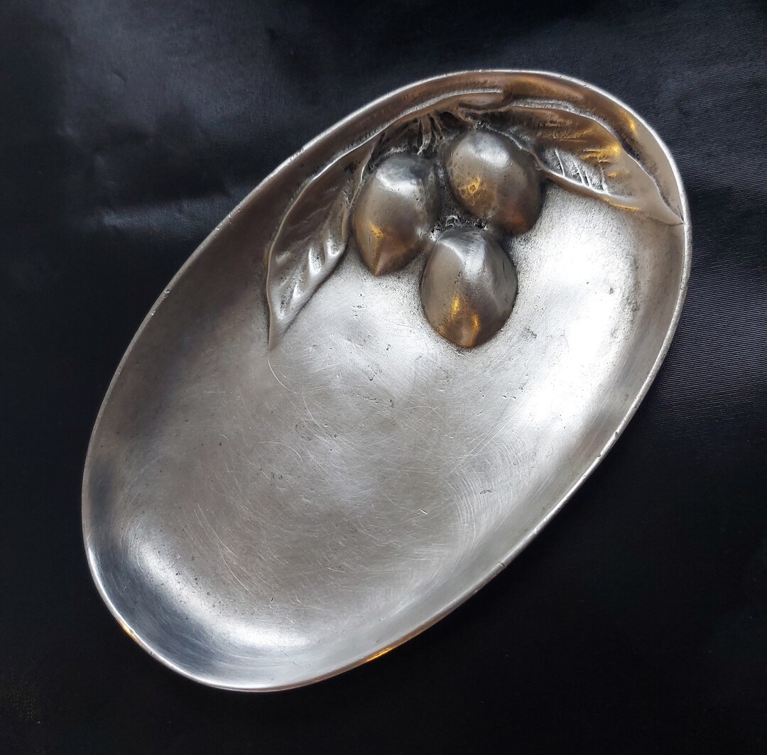 Etain De La Fontaine, Paris, Titré 99, Plat olive en étain. Vers 1930 ...