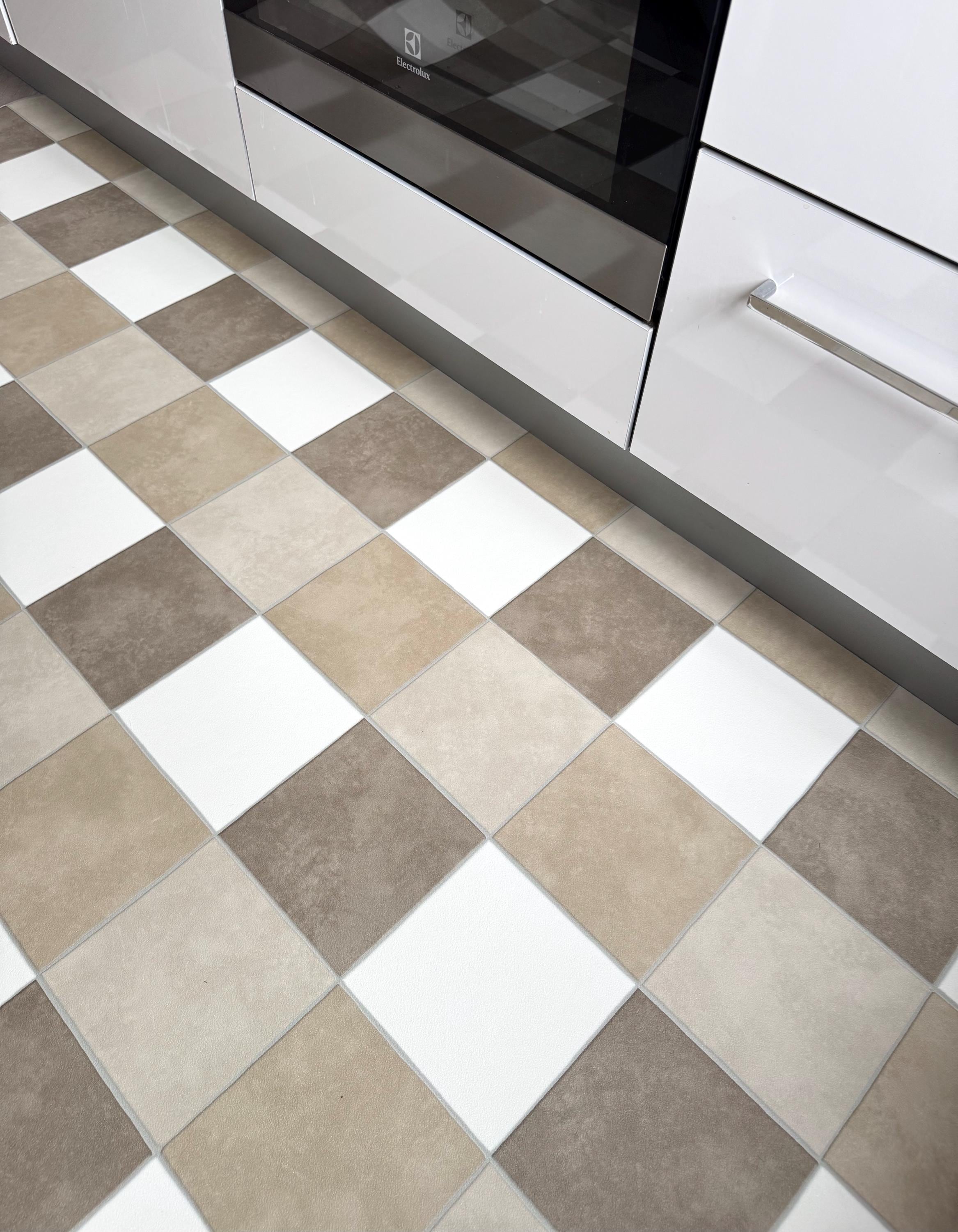 Checkerboard Vinyl Flooring Sheet in Tan and White Tile Effect Pattern ...