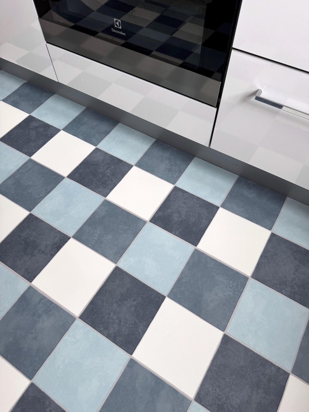 Blue and White Checkerboard Sheet Vinyl Flooring, Cushioned Tile Effect ...