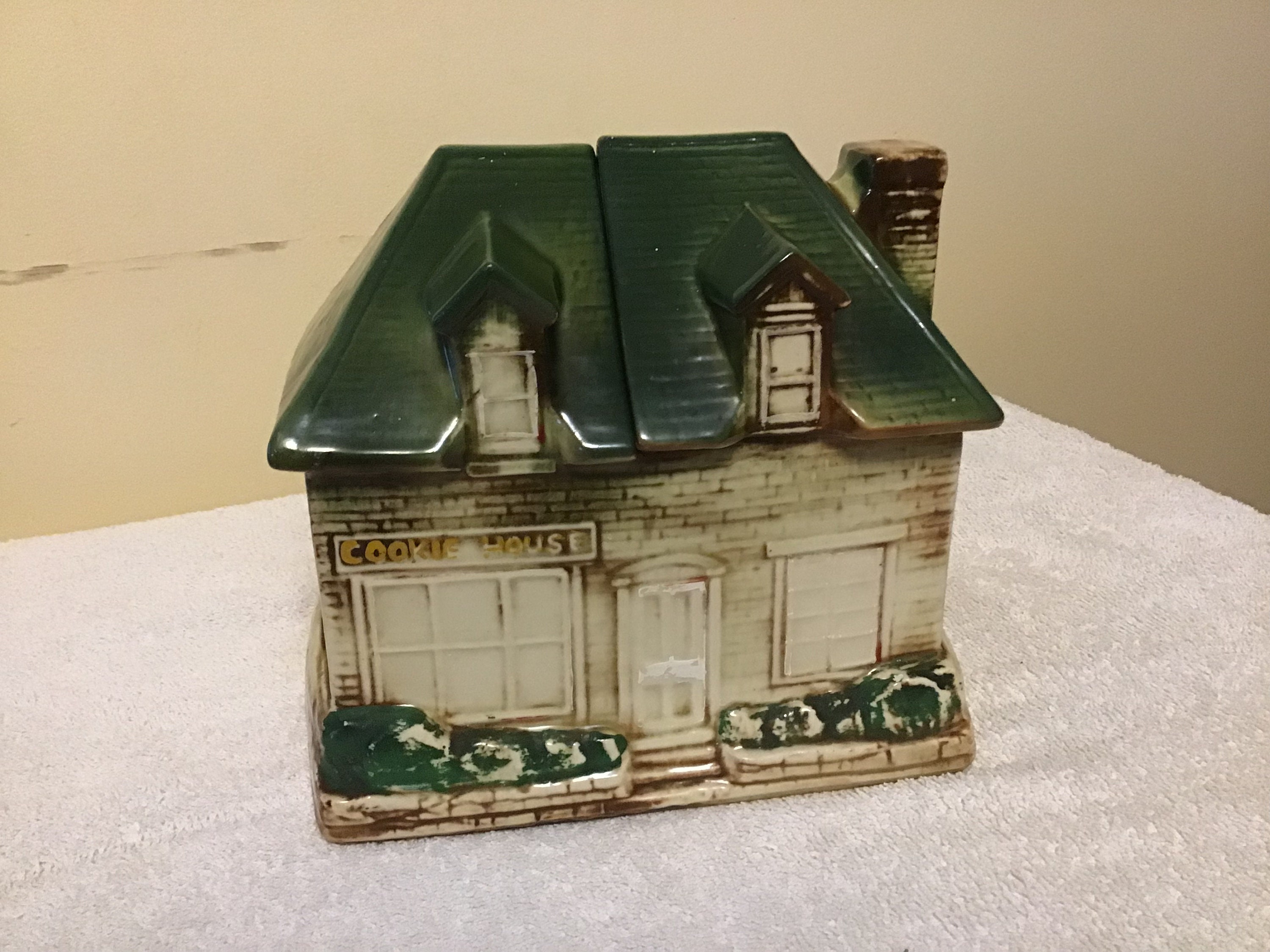 Vintage House Cookie Jarnull