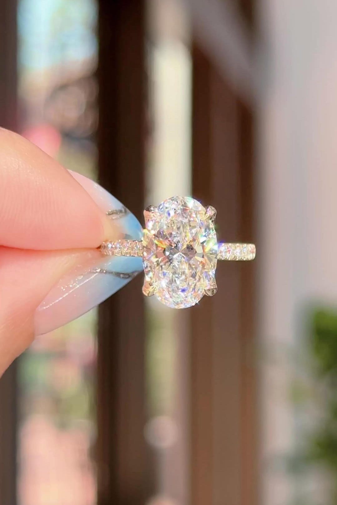 Anillo de compromiso con moissanita de 4 quilates, talla ovalada, halo ...