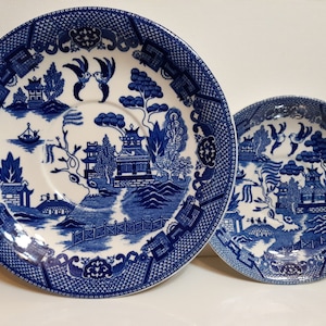 Vintage Japan Blue Willow Pattern Plates - Etsy