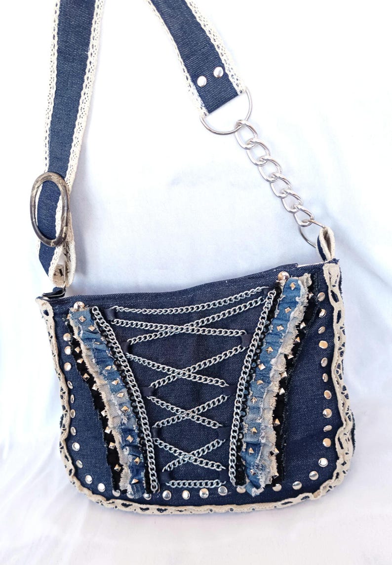Bolsa transversal grunge com tachas em jeans, estilo corset da ...