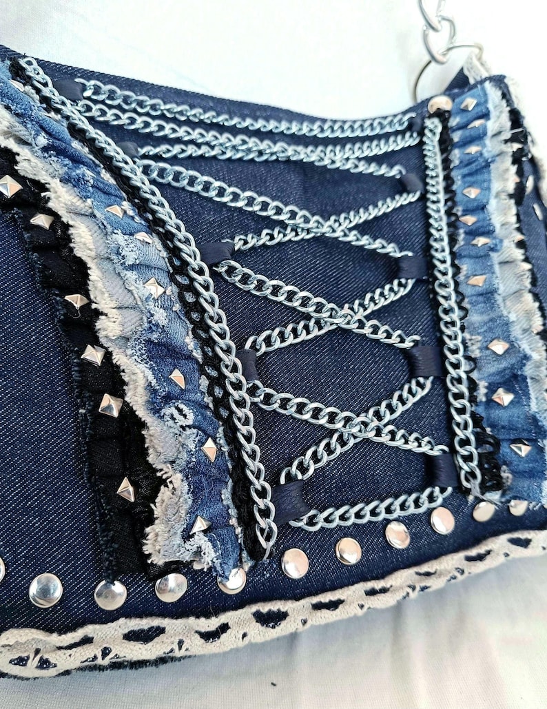Bolsa transversal grunge com tachas em jeans, estilo corset da ...