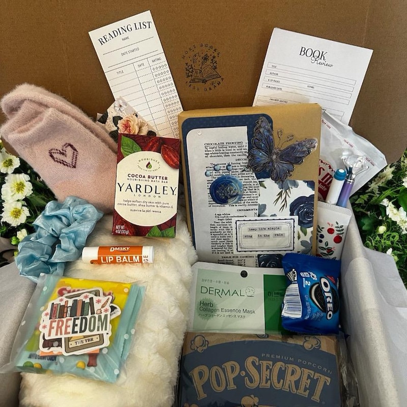 Cozy Gift Set for Reader - 60+ Gift Ideas for 2025