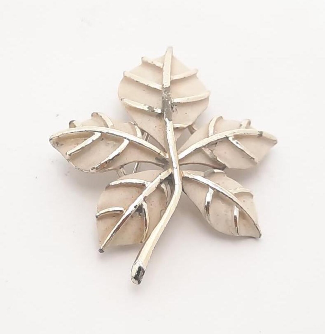 Broche vintage signée CORO argentée et beige en forme de feuille - Etsy ...