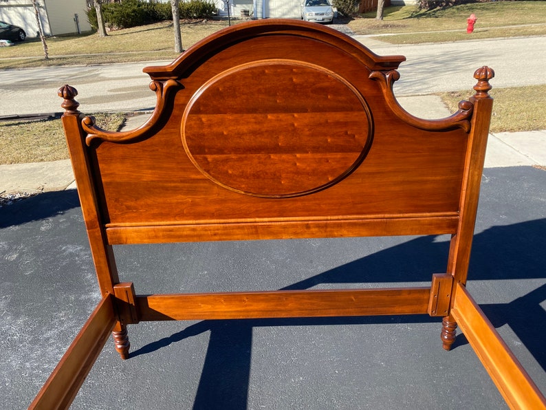 Lexington Furniture Chez Michelle Cherry Queen Bed Headboard/footboard ...