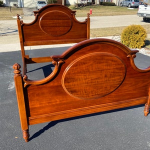 Lexington Furniture Chez Michelle Cherry Queen Bed Headboard/footboard ...