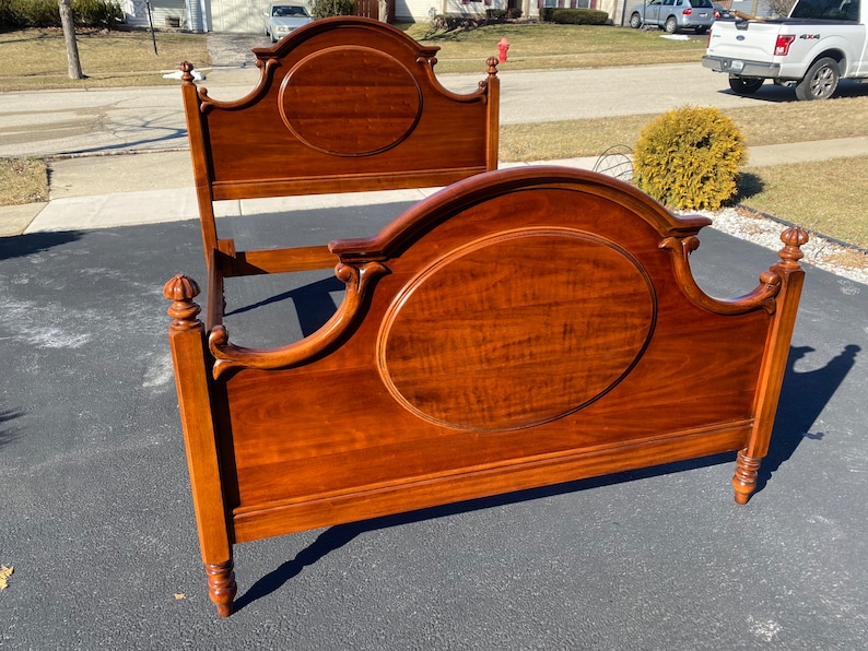 Lexington Furniture Chez Michelle Cherry Queen Bed Headboard/footboard ...