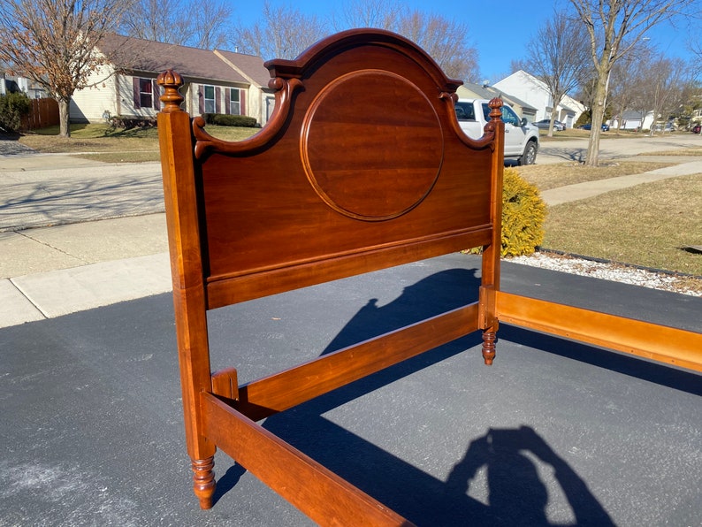 Lexington Furniture Chez Michelle Cherry Queen Bed Headboard/footboard ...