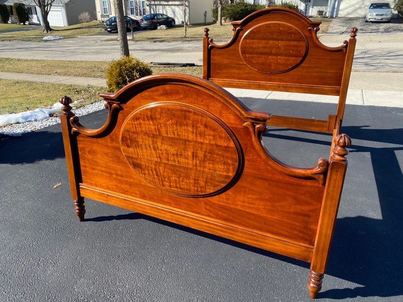 Lexington Furniture Chez Michelle Cherry Queen Bed Headboard/footboard ...