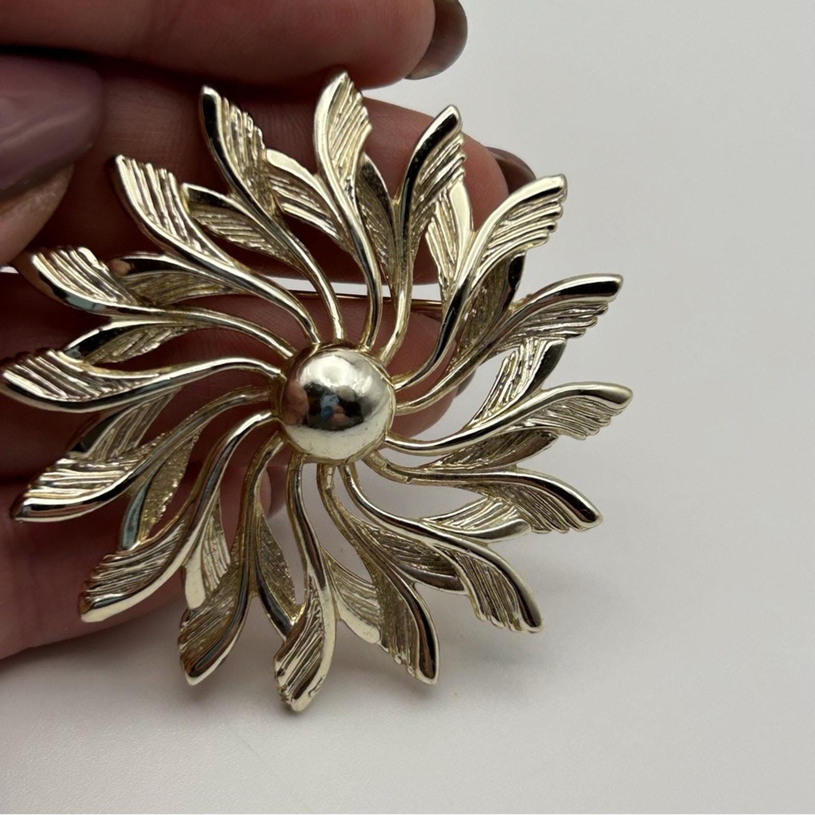 Vintage Sarah Coventry Beautiful Textured Gold Tone Flower Sun Brooch ...