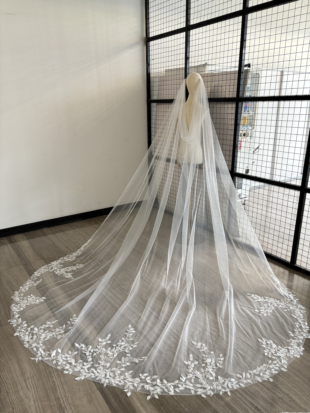 Classical Leaves Lace Wedding Veil, Lace Drape Veil With Two Combs ...