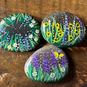 Hand Painted Floral Stones, Flower Gardens, Garden Stone, Painted Rock ...