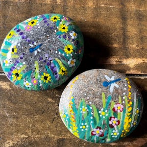 Hand Painted Floral Stones, Flower Gardens, Garden Stone, Painted Rock ...