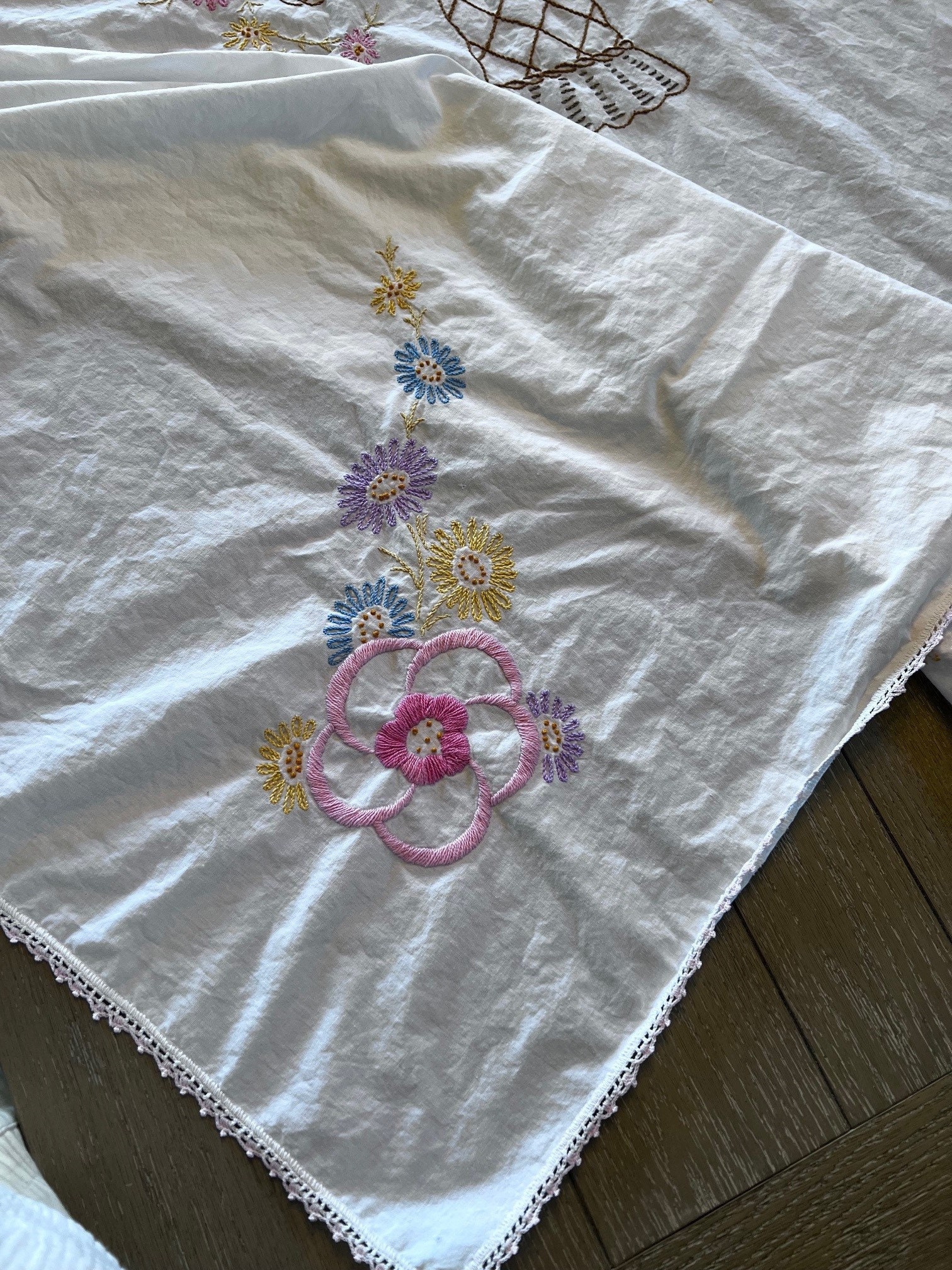 Lovely Vintage Hand Embroidered Linens - Etsy
