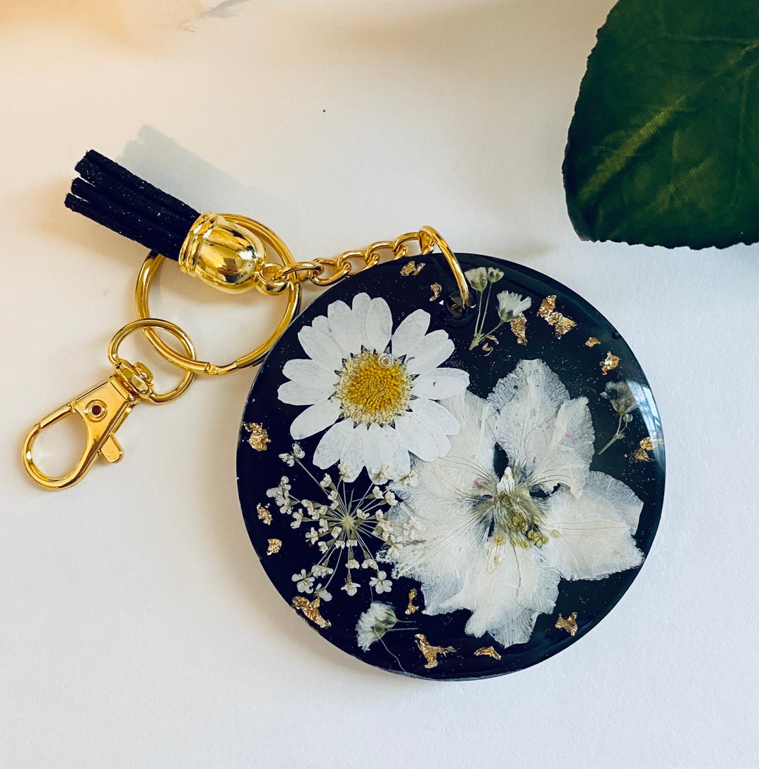 Handmade Resin Flower Keychain, Flower Keychain, Circle Keychain ...