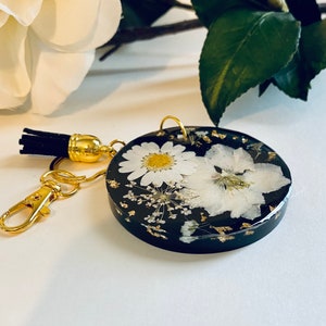Handmade Resin Flower Keychain, Flower Keychain, Circle Keychain ...