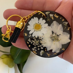 Handmade Resin Flower Keychain, Flower Keychain, Circle Keychain ...