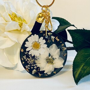 Handmade Resin Flower Keychain, Flower Keychain, Circle Keychain ...