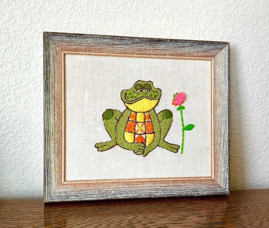 1974 Framed 10” X 8.5” Vintage Green Frog and Flower Crewel - Groovy ...