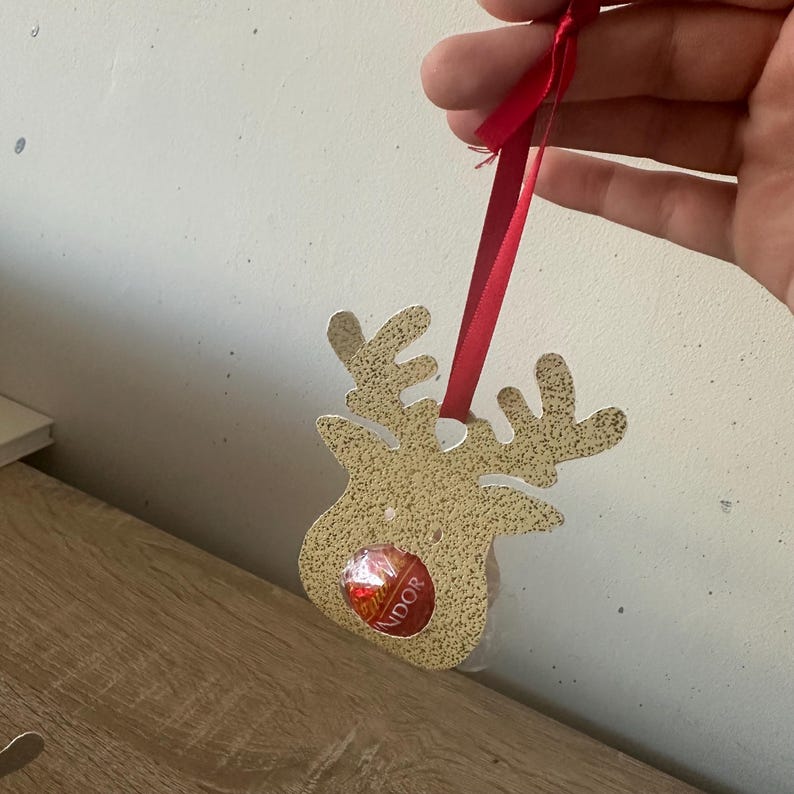 Christmas Reindeer Decorations With Lindt Chocolate Table Gifts Hanging ...