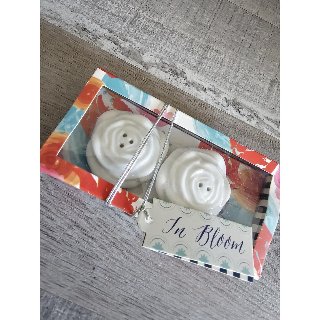 2015 Kate Aspen Small White Roses Salt Pepper Shakers Set in Bloom New ...
