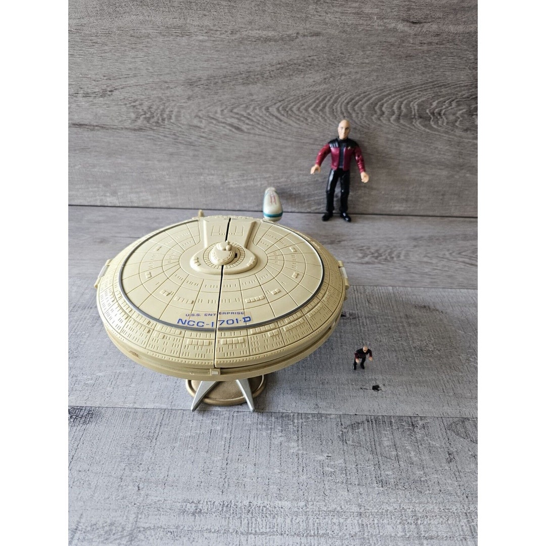 Star Trek the Next Generation USS Enterprise NCC-1701-D. Captain Picard ...