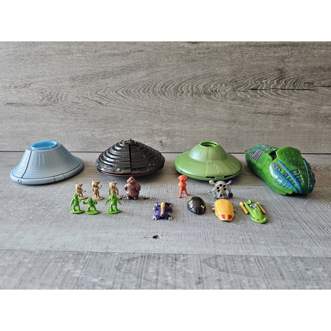 Vintage UFO Toy Mysteries of the Universe Playset LOT Alien Figures ...