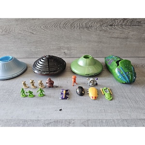 Vintage UFO Toy Mysteries of the Universe Playset LOT Alien Figures ...