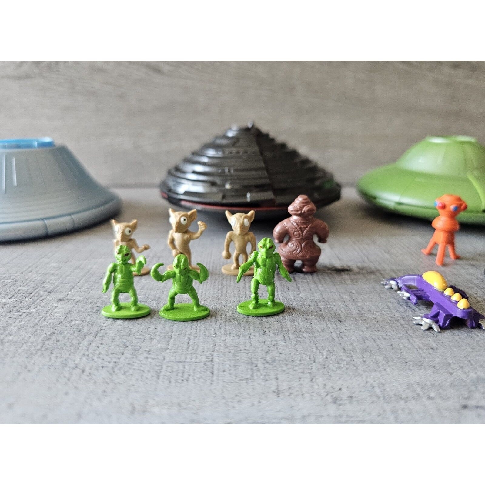 Vintage UFO Toy Mysteries of the Universe Playset LOT Alien Figures ...
