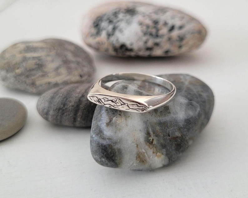 Silver Mountain Range Signet Ring, Womens Oval Signet Ring, US Size 9 ...