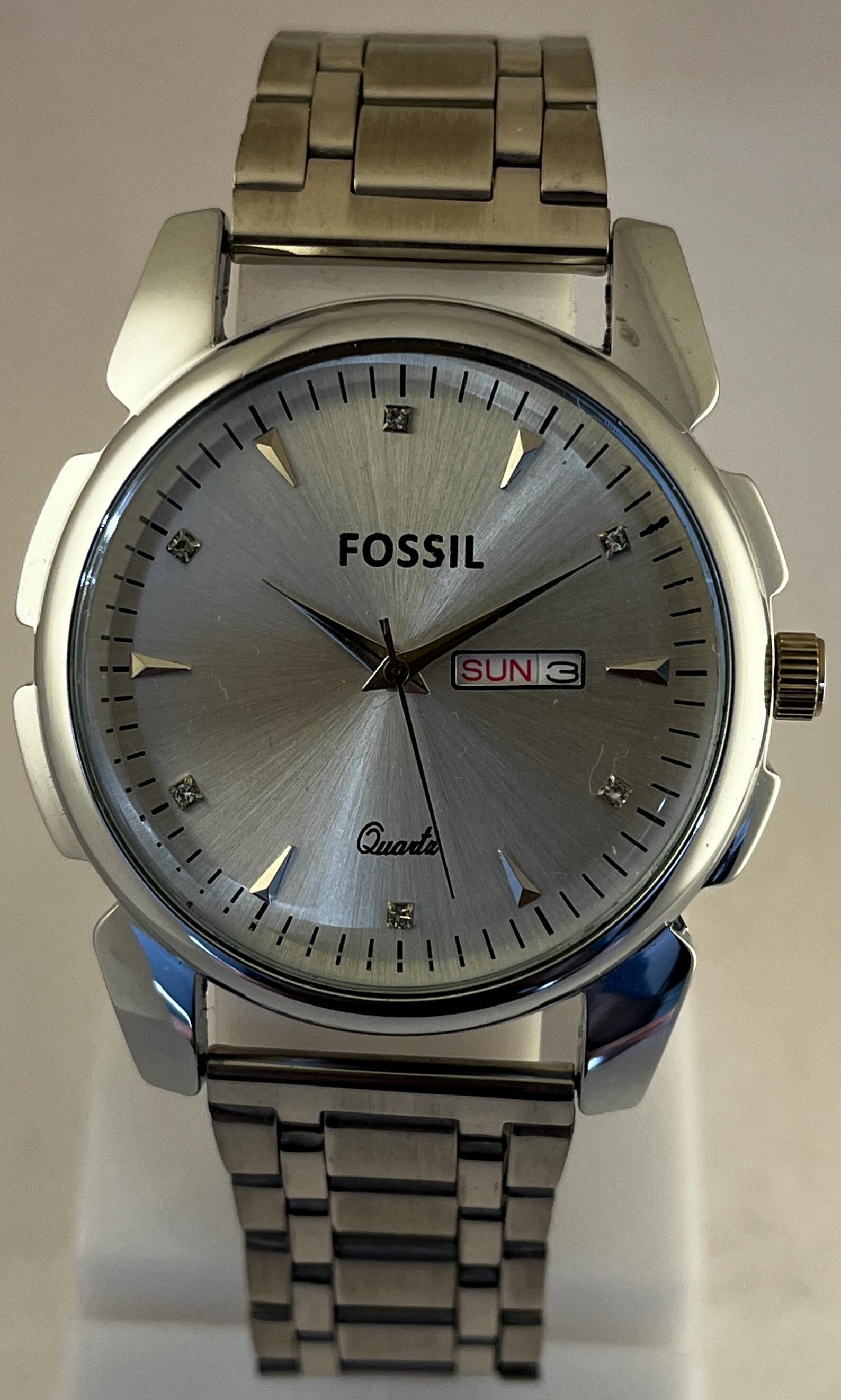 Beautiful Fossil Quartz Silver Dial Day Date Men's Wrist Watch Free ...