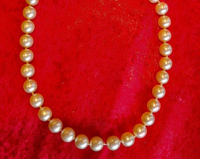Classic Vintage Single Strand Pearl Necklace With Traditional Clasp