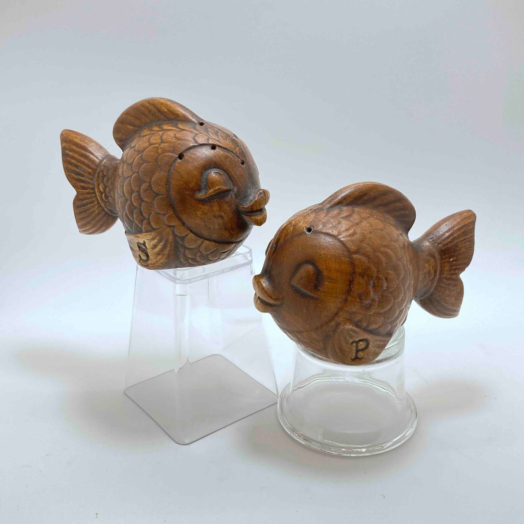 Kitschy Treasure Craft Kissing Fish Salt and Pepper Shakers 1970s - Etsy